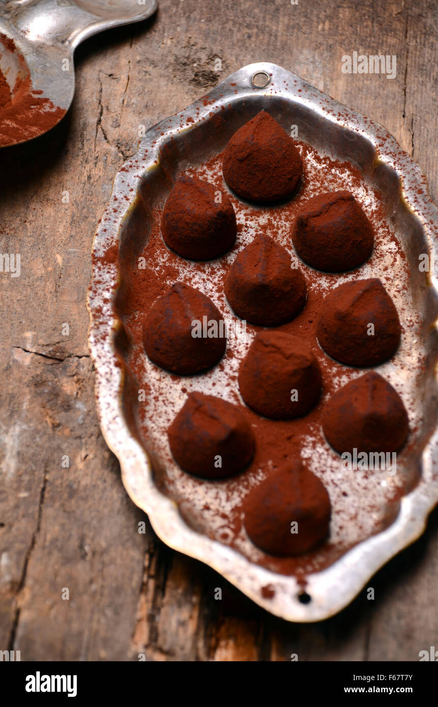 Truffle chocolate candies with cocoa powder Stock Photo - Alamy