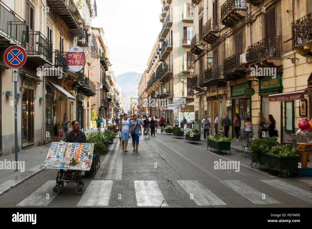Palermo, Sicily, Italy - street scene Stock Photo - Alamy