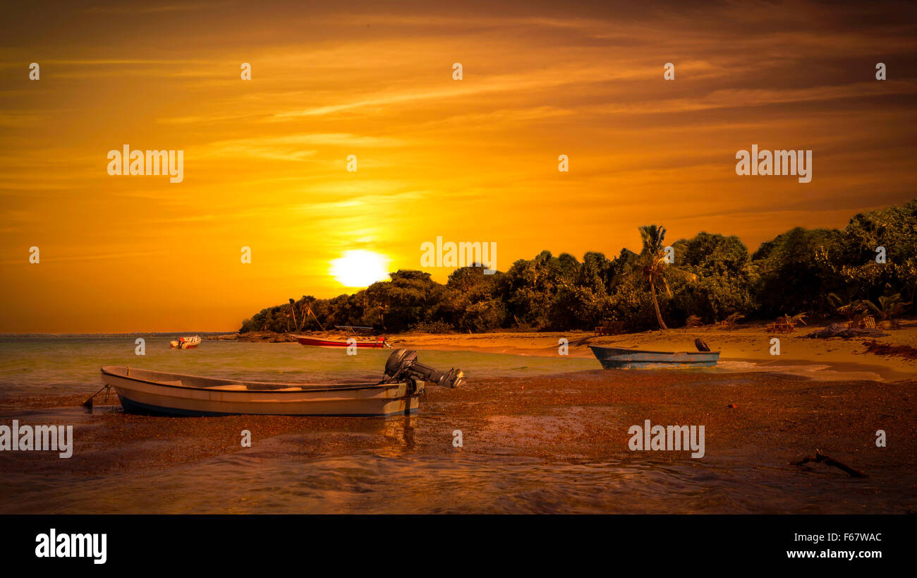 Sunset over ocean bay beach hi-res stock photography and images - Alamy