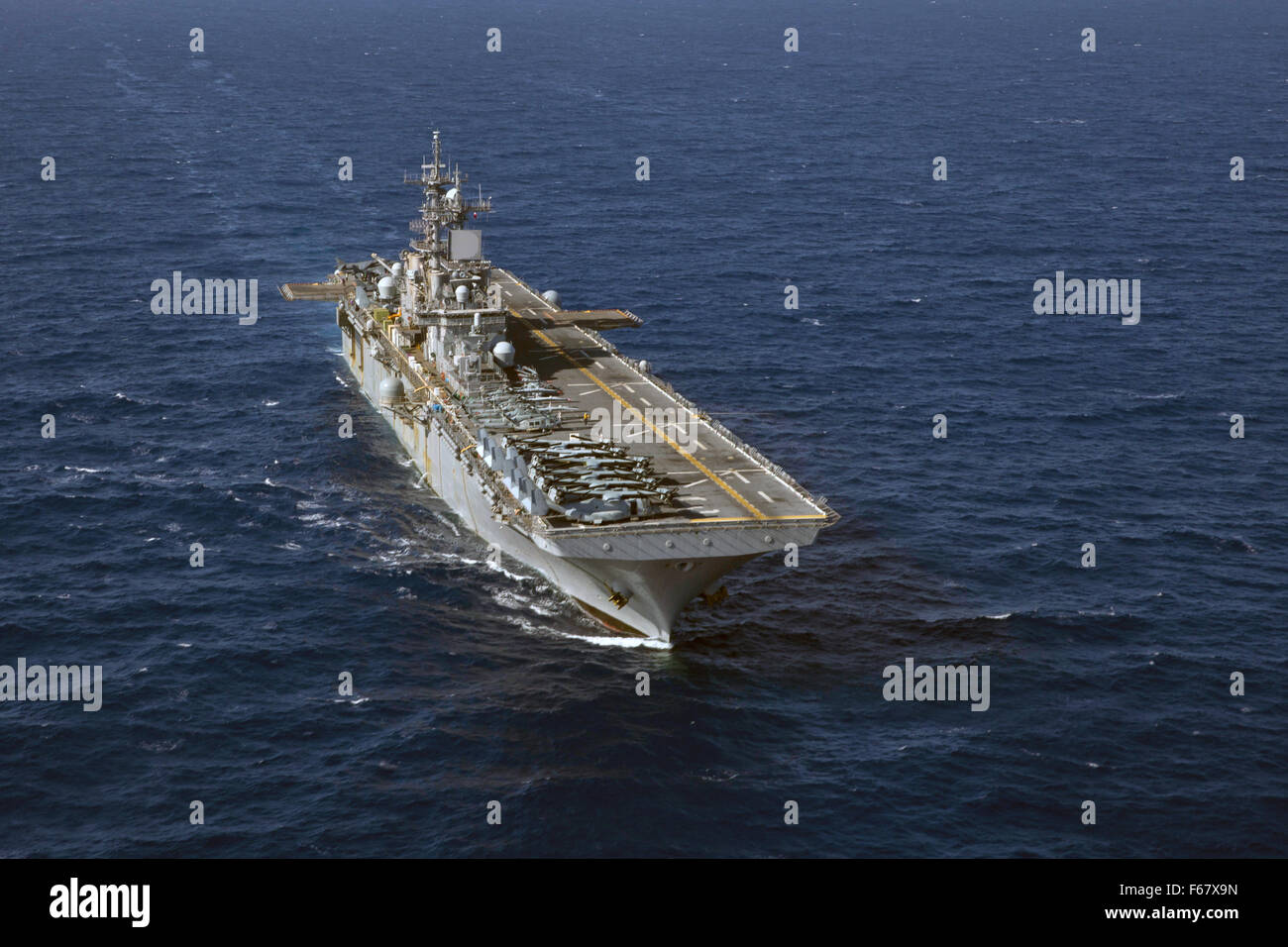 US Navy Wasp-class amphibious assault ship USS Kearsarge underway ...