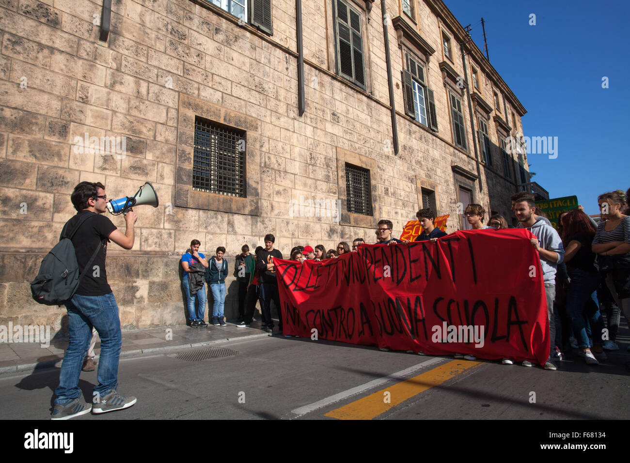 Palermo, Italy. 13th Nov, 2015. Hundreds of students march in Palermo ...