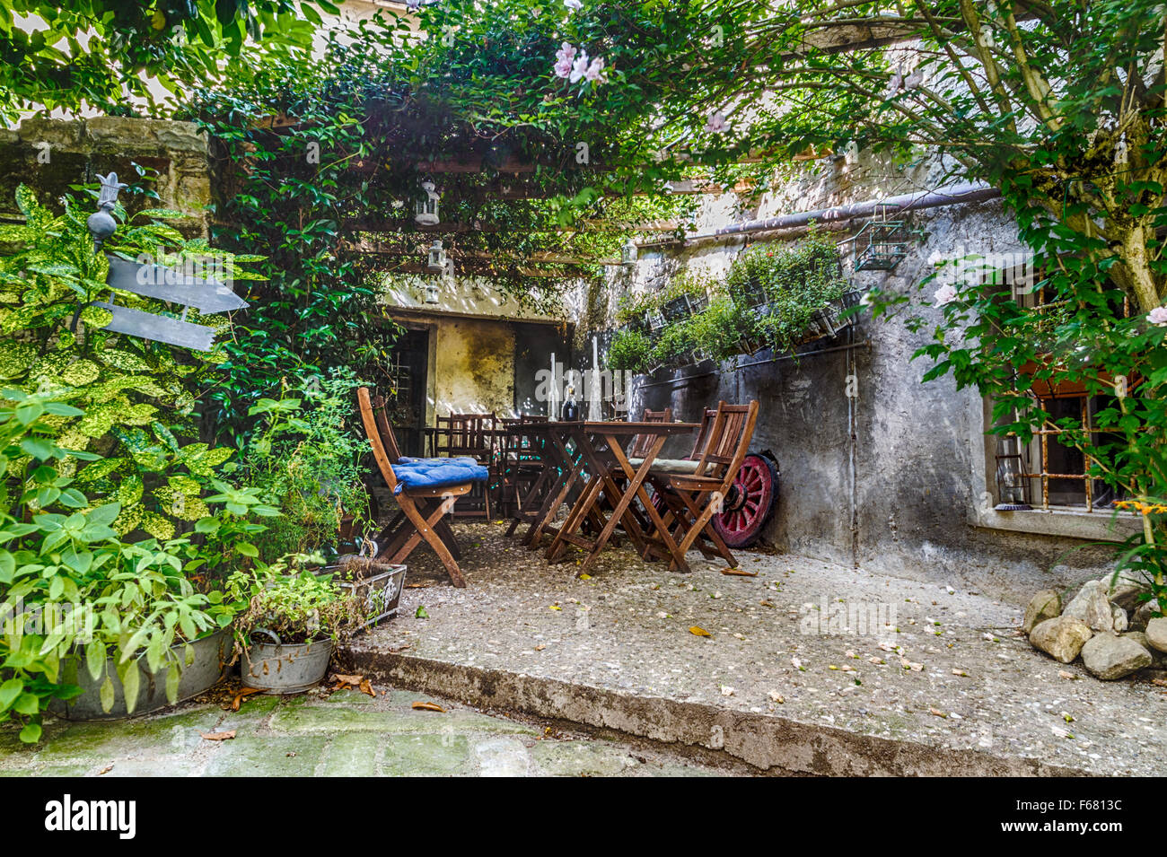 Medieval dining table hi-res stock photography and images - Alamy