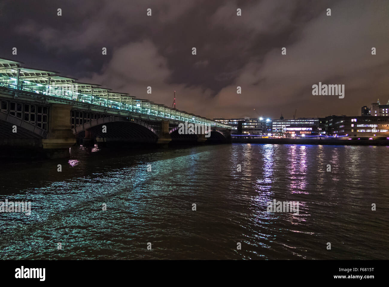 The modern Blackfriars pedestrian link across the River Thames on ...