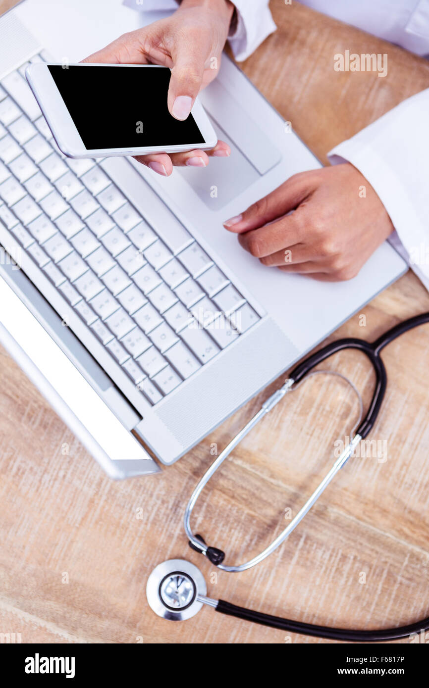 Doctor showing smartphone hi-res stock photography and images - Alamy