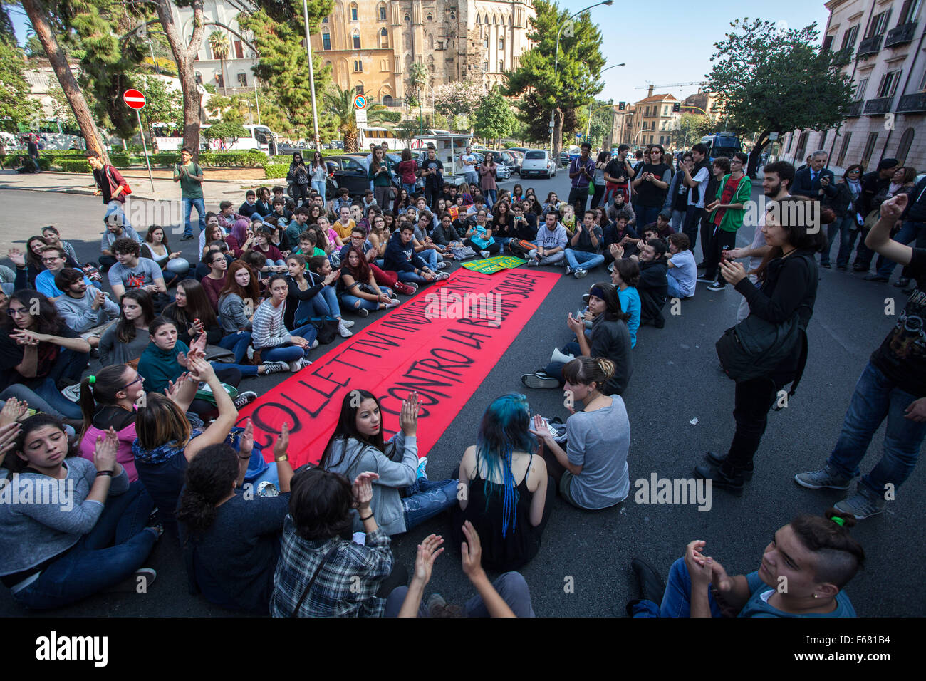 Palermo, Italy. 13th Nov, 2015. Hundreds of students march in Palermo ...