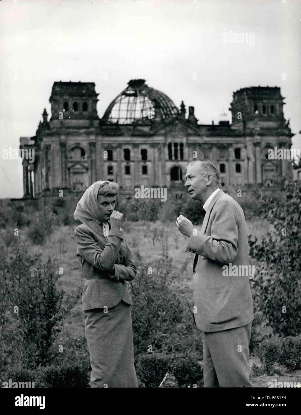 1945 - Man woman castle travel tourist © Keystone Pictures USA ...