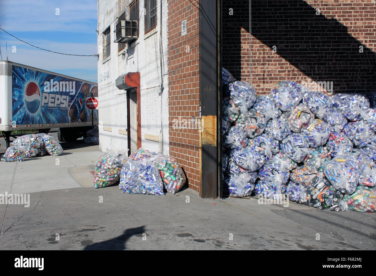 Garbage truck nyc hi-res stock photography and images - Alamy