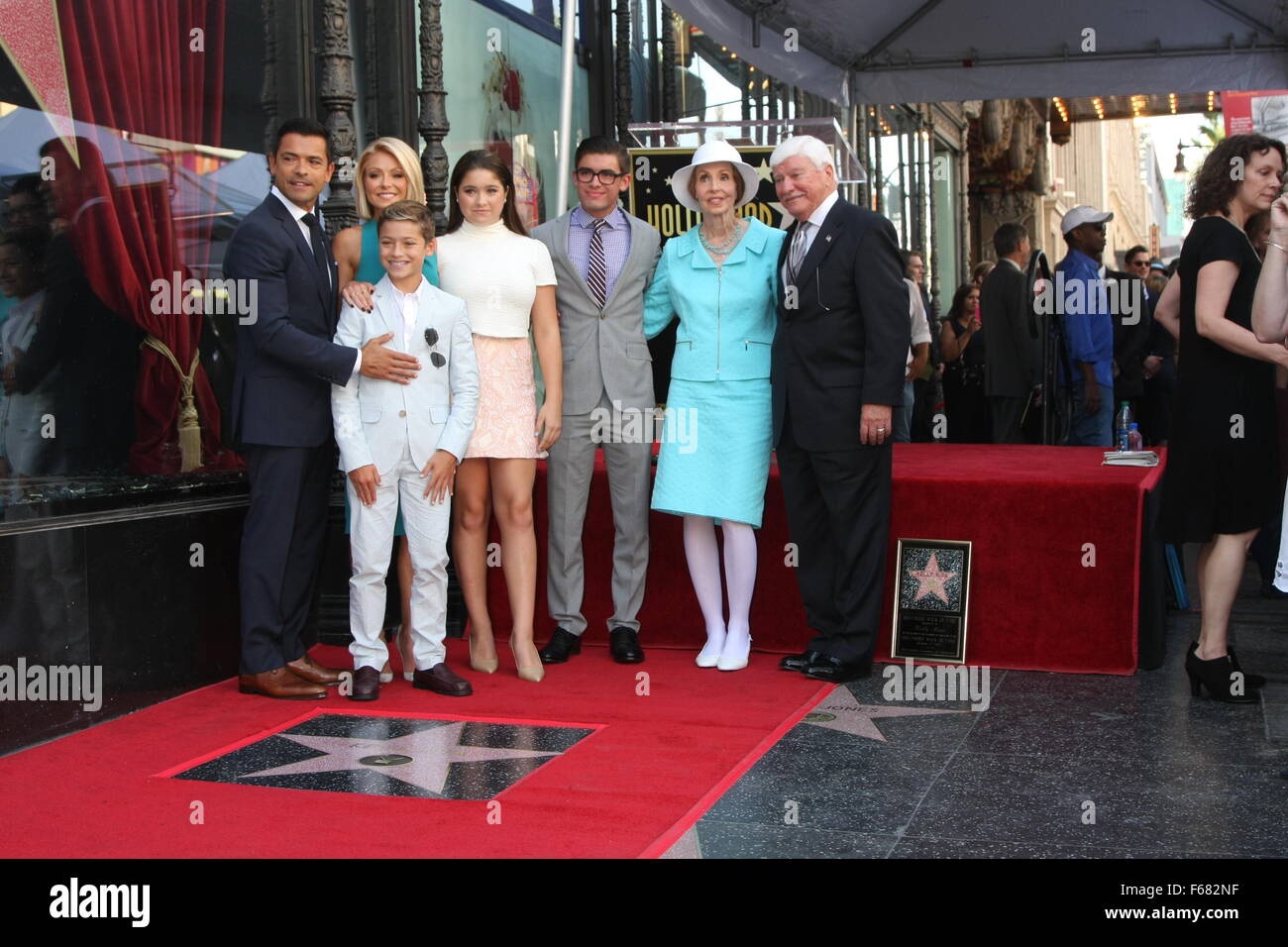 Esther ripa and mark consuelos hi-res stock photography and images - Alamy