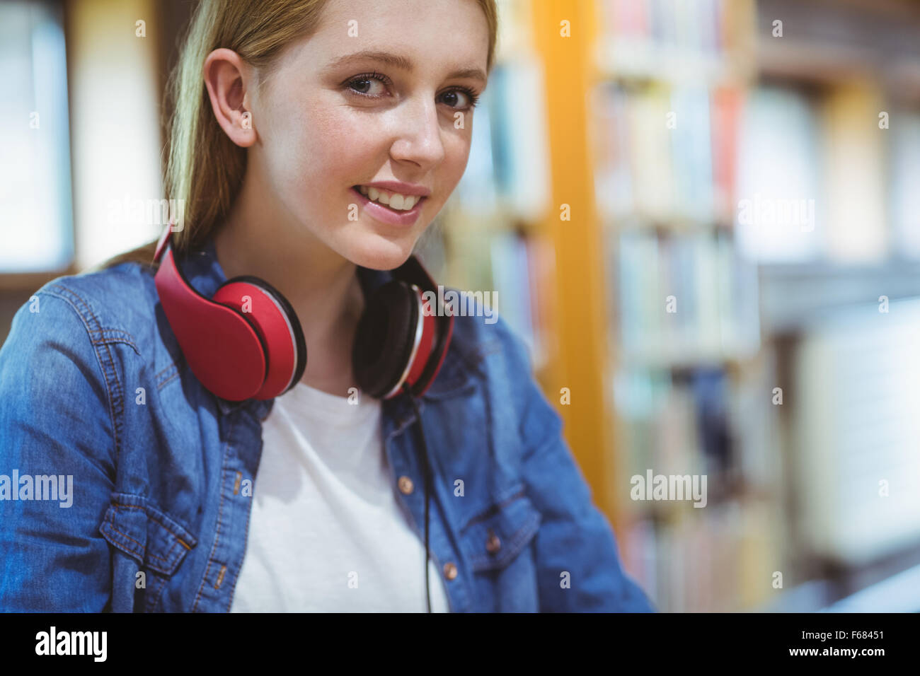 Student headphones hi-res stock photography and images - Alamy