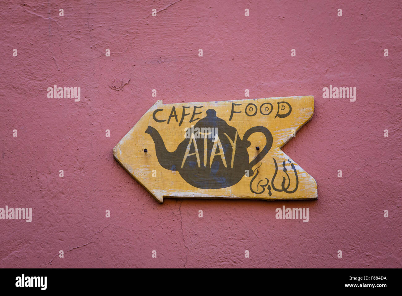 Signpost to Arab tea room in Marrakech Stock Photo - Alamy