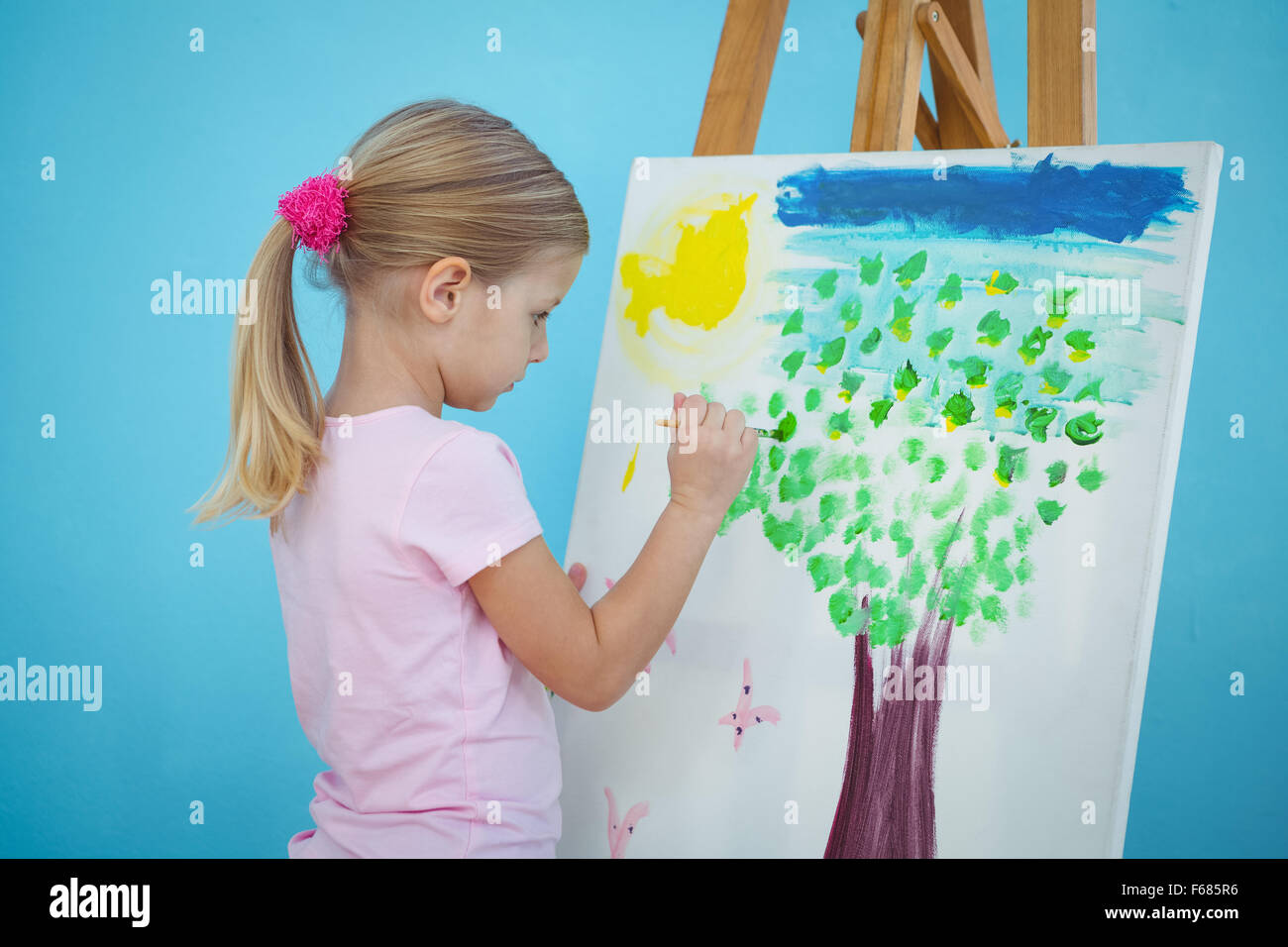 Girl painting picture hi-res stock photography and images - Alamy