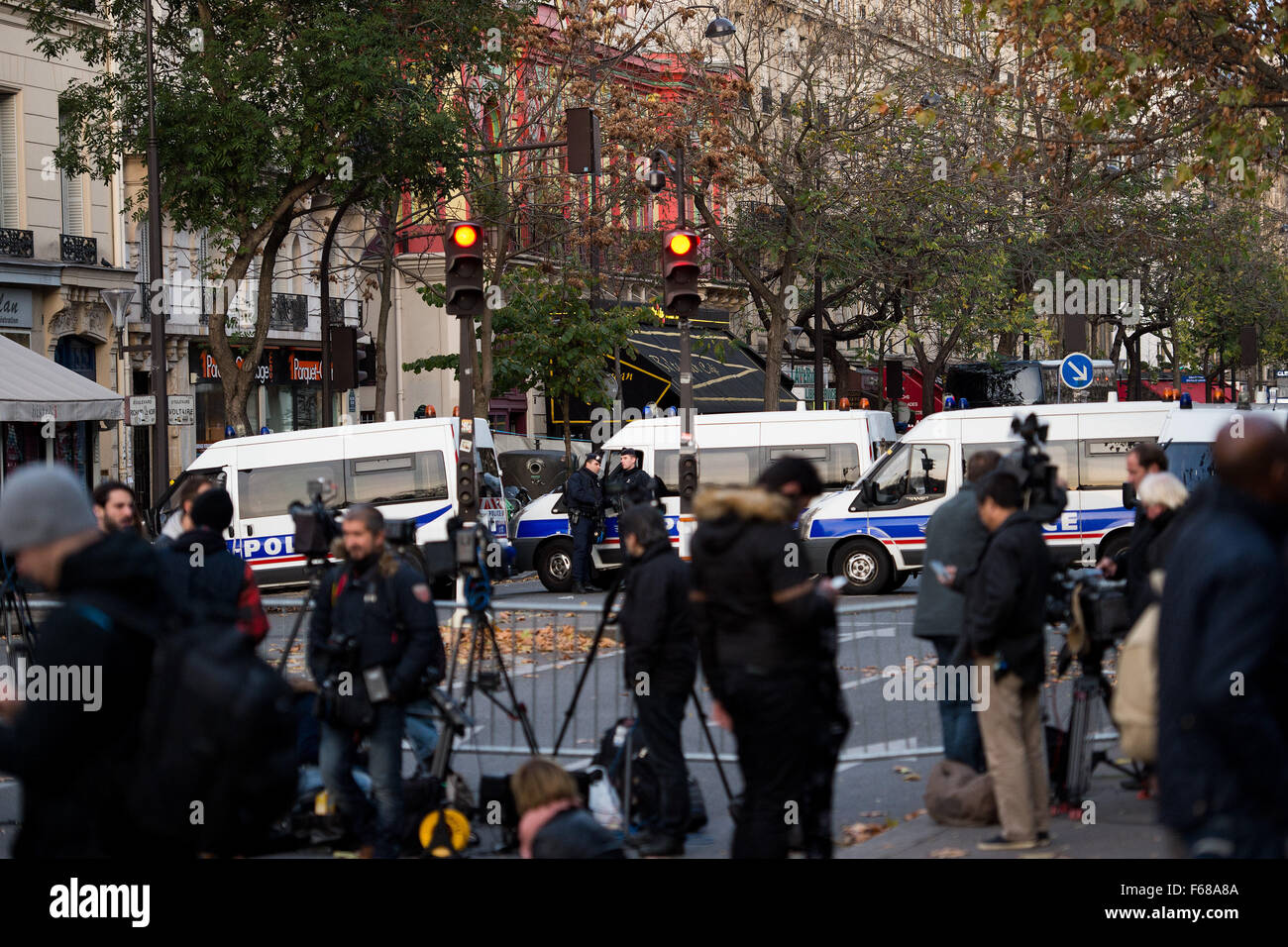 Journalisten stehen am 14.11.2015 vor dem Bataclan Theater in Paris ...