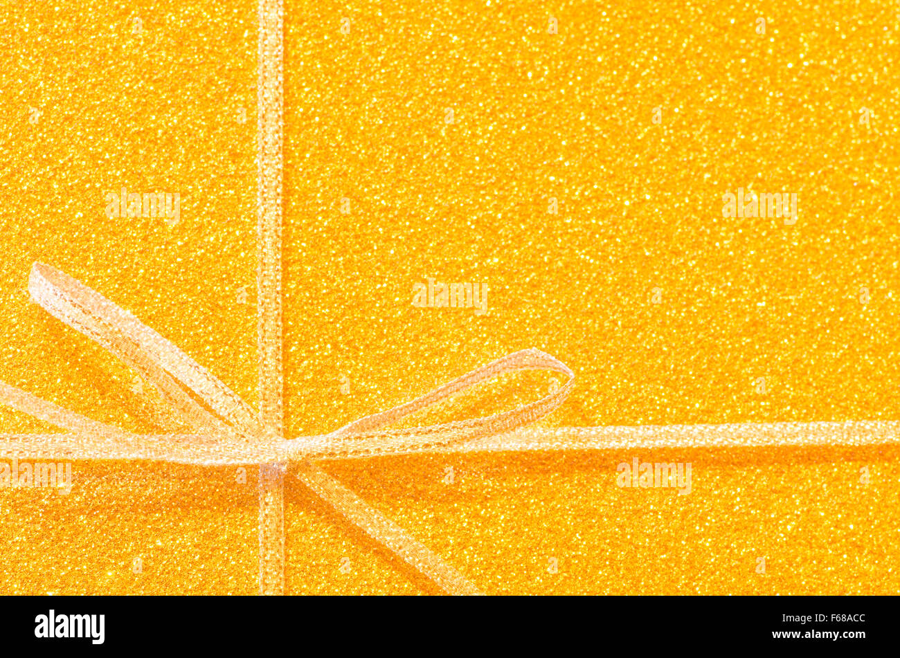 Golden glittering background hi-res stock photography and images - Alamy