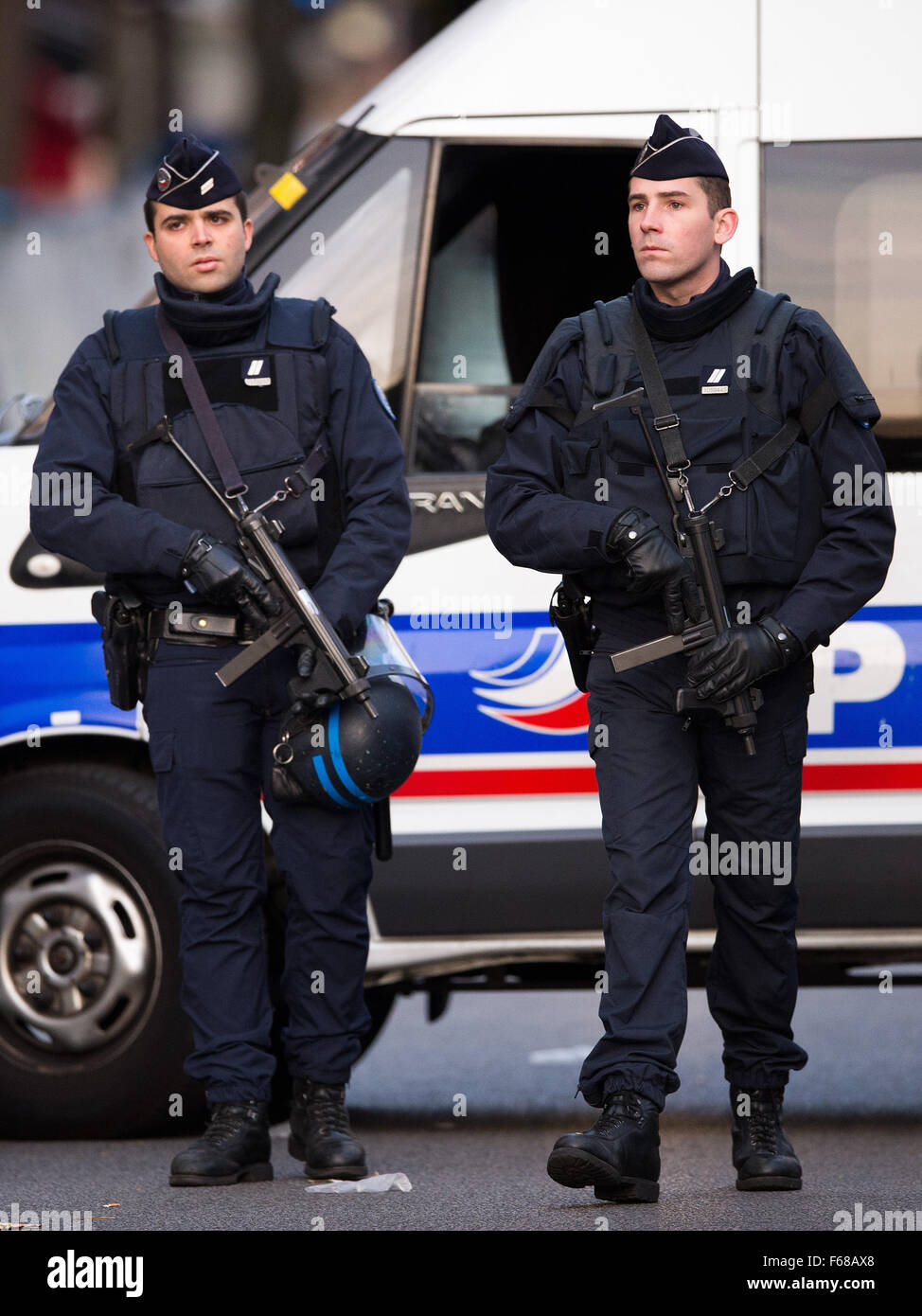 Polizisten stehen am 14.11.2015 vor dem Bataclan Theater in Paris ...