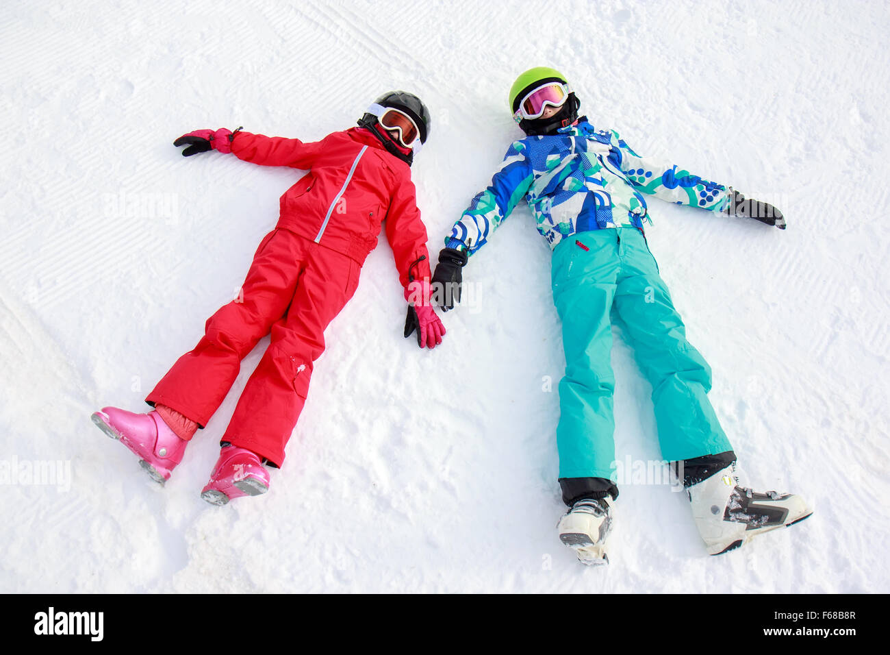 Two girls skiing hi-res stock photography and images - Alamy