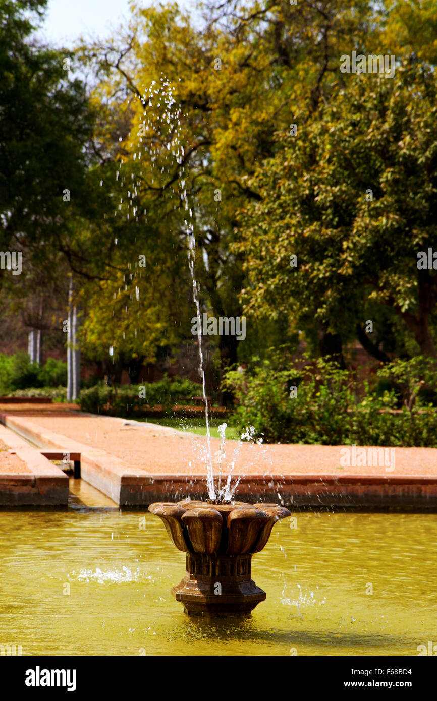 Decorative fountain pool city hi-res stock photography and images - Alamy