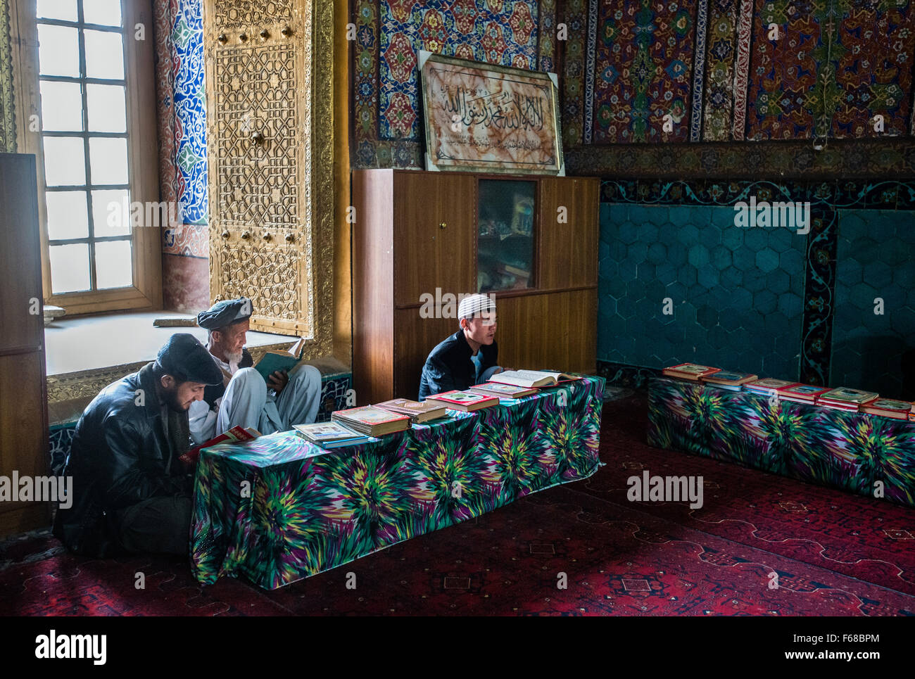 Shrine of Ali (Blue Mosque) in Mazar-i Sharif, Afghanistan Stock Photo ...