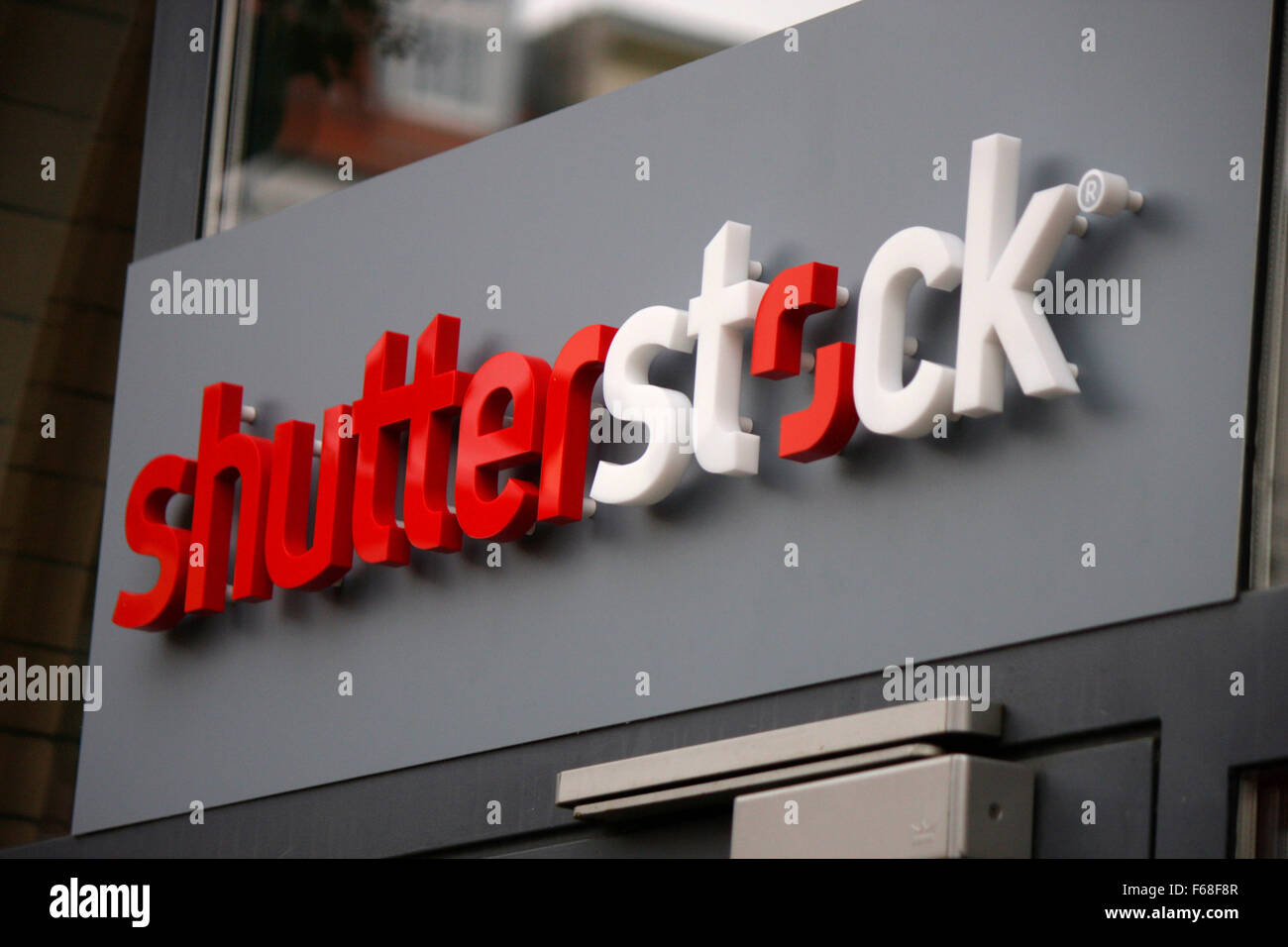 Shutterstock logo hi-res stock photography and images - Alamy