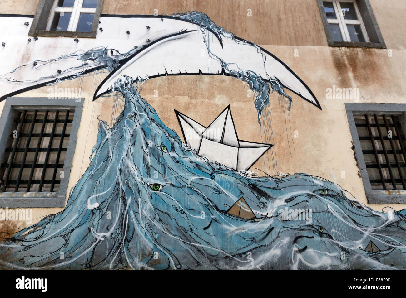 Whale graffiti hi-res stock photography and images - Alamy