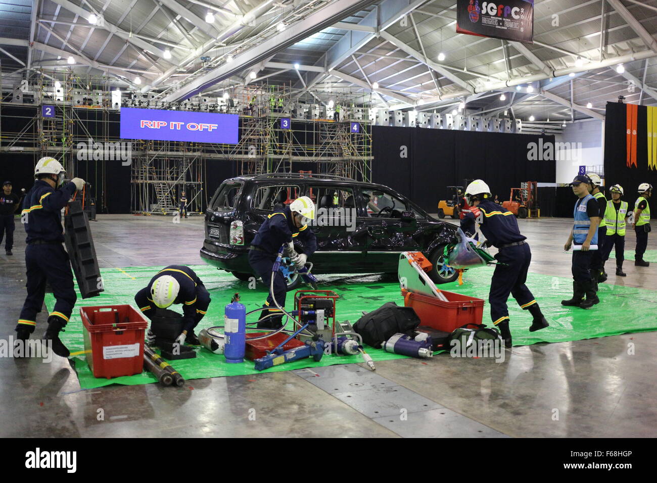 Singapore. 14th Nov, 2015. Participants compete during Singapore-Global ...
