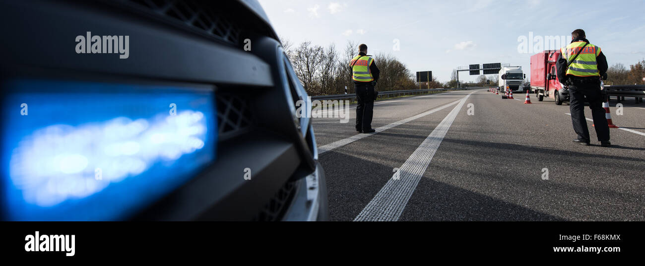 Neuenburg, Germany. 14th Nov, 2015. German border police check vehicles ...