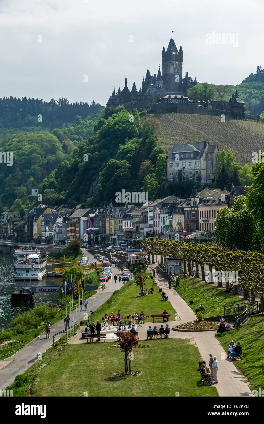 Cochem town street scene with the Reichsburg Fortress Stock Photo - Alamy