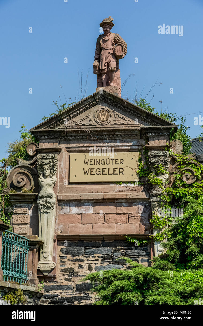 Cochem town street scene. Wine makers statue Stock Photo - Alamy