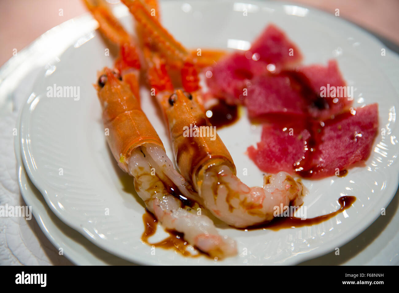 shrimp raw - uncooked fresh seafood scampi natural and fresh tuna Stock ...