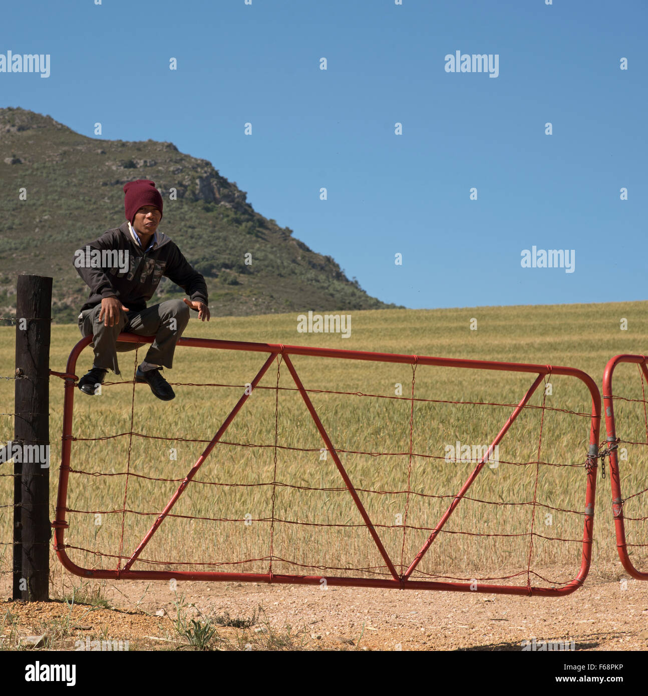 Kids sitting on gate countryside hi-res stock photography and images ...
