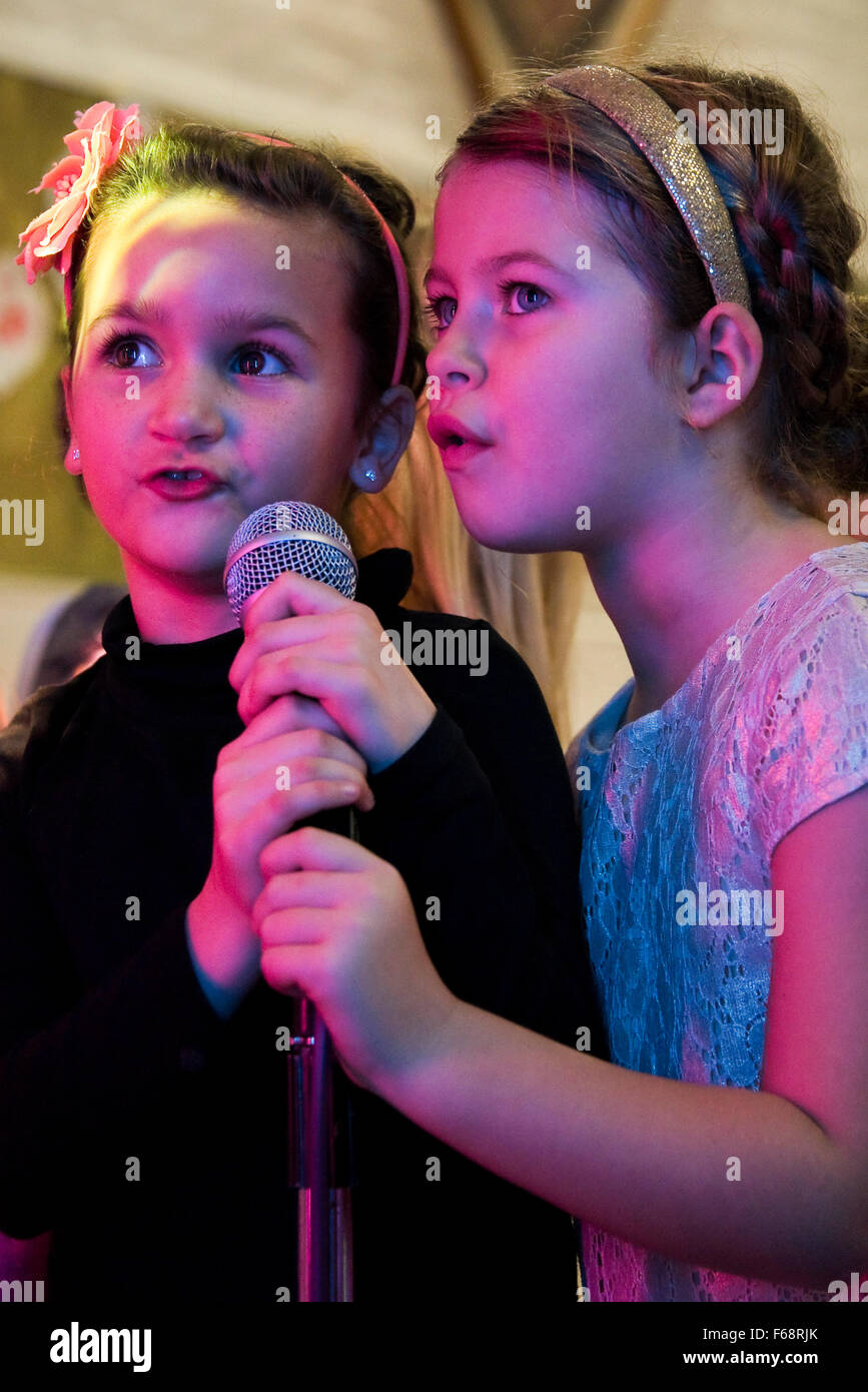 Kids duet sing hi-res stock photography and images - Alamy