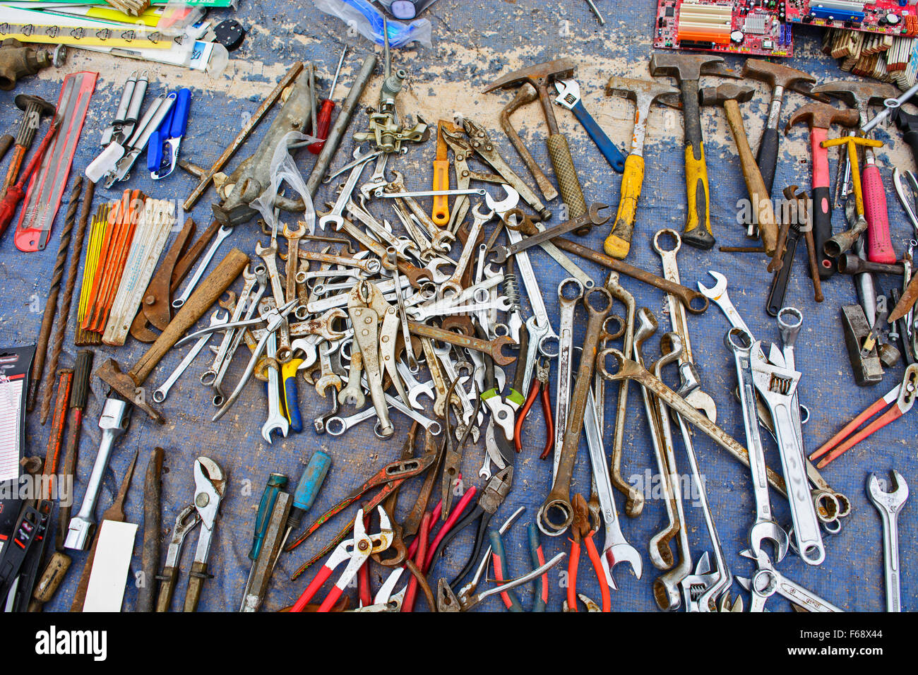 Many of the old tools and the keys to the flea market is waiting for ...