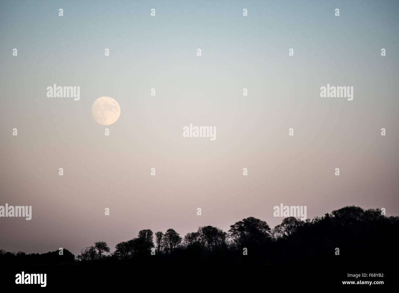 Edinburgh full moon hi-res stock photography and images - Alamy