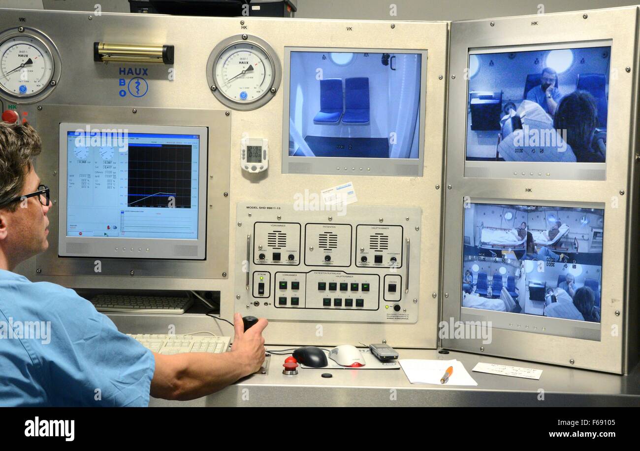 Hyperbaric oxygen chamber hi-res stock photography and images - Alamy