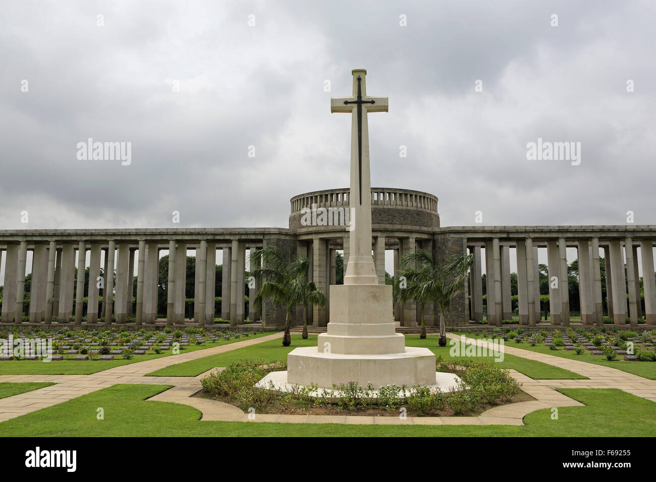 The Cross of Remembrance and Rangoon Memorial at Taukkyan War Cemetery ...