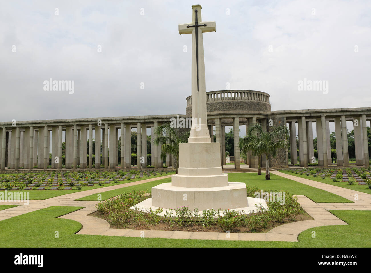 The Cross of Remembrance and Rangoon Memorial at Taukkyan War Cemetery ...