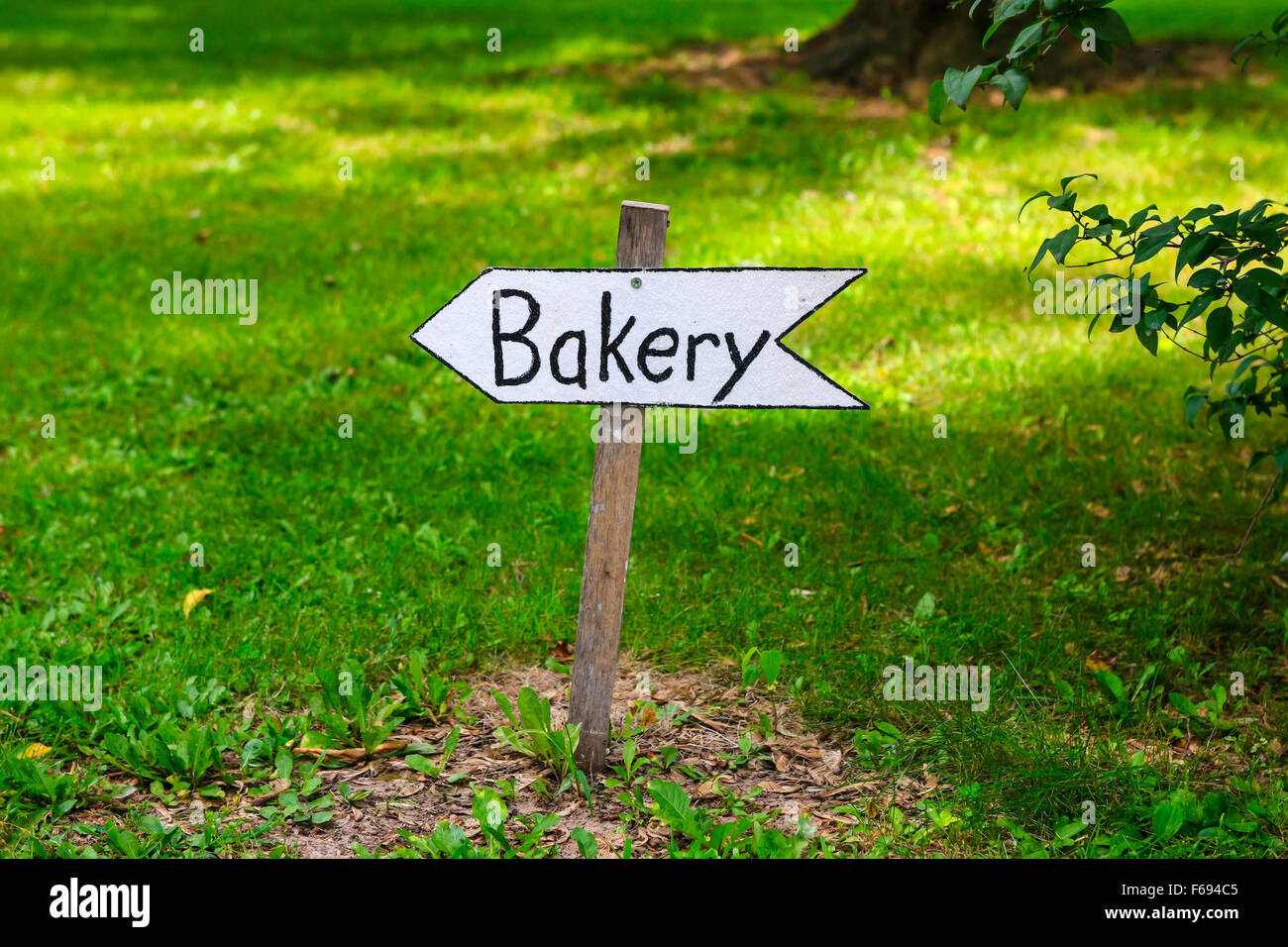 Hand written arrow-shaped sign with the word Bakery Stock Photo - Alamy