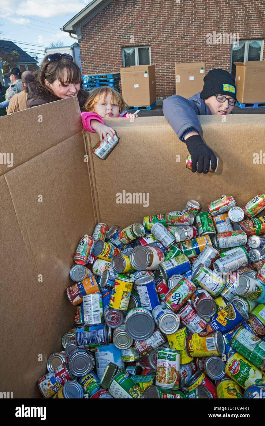 Food can charity distribution hi-res stock photography and images - Alamy