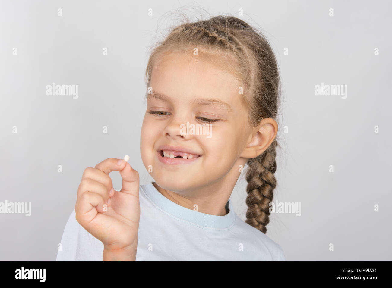 Girl with large front teeth hi-res stock photography and images - Alamy
