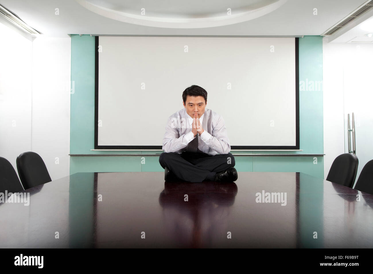 Closed conference room hi-res stock photography and images - Alamy