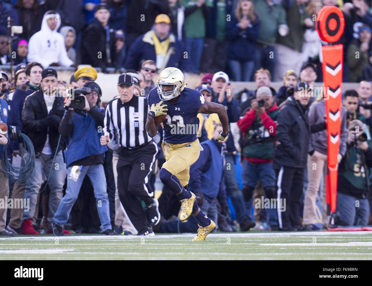 South Bend, Indiana, USA. 14th Nov, 2015. Notre Dame running back Josh ...