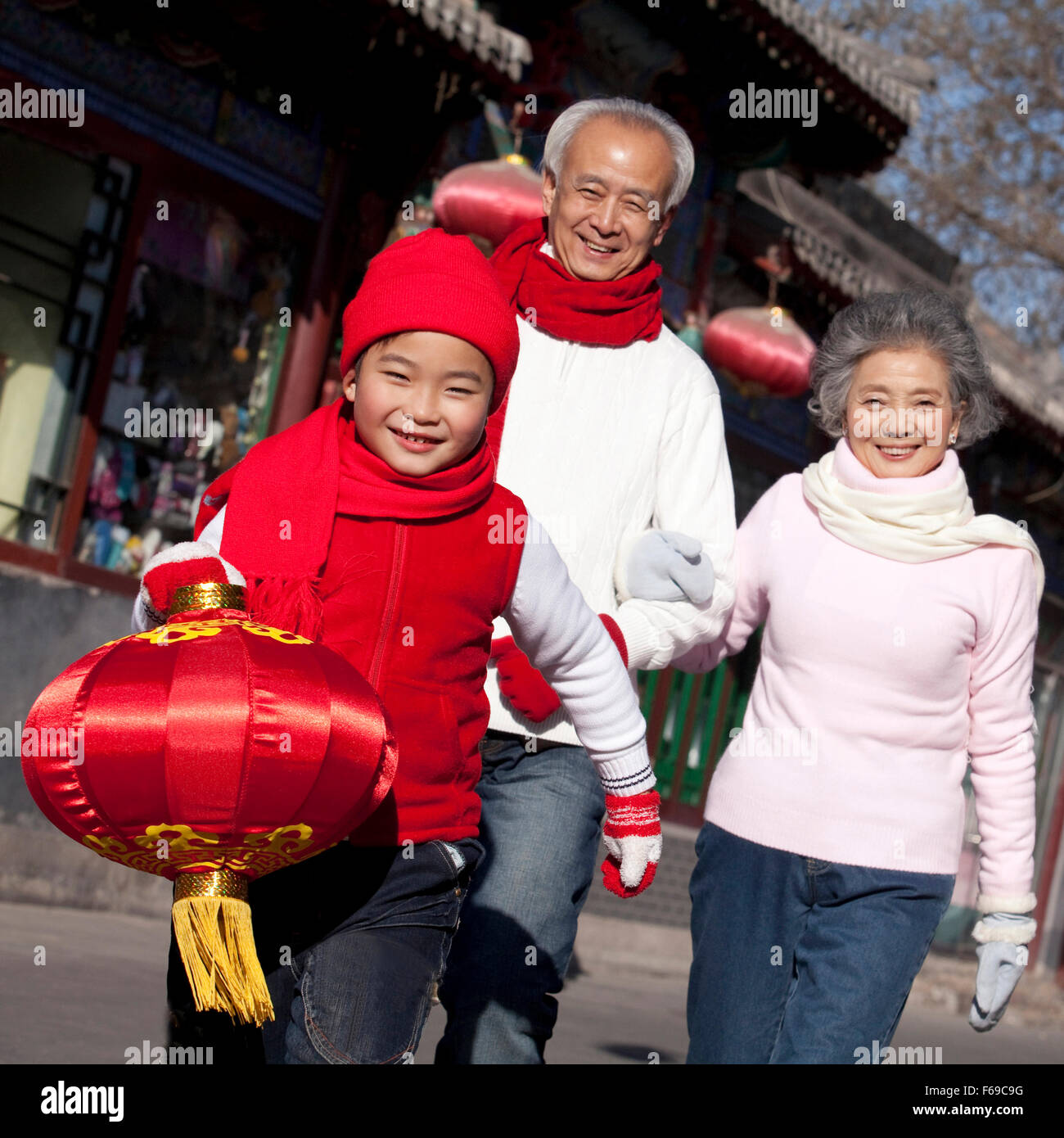 Traditional chinese family hi-res stock photography and images - Alamy