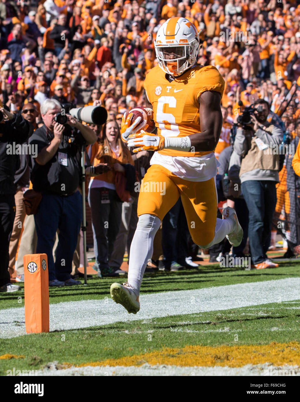 November 14, 2015: Alvin Kamara #6 of the Tennessee Volunteers runs the ...