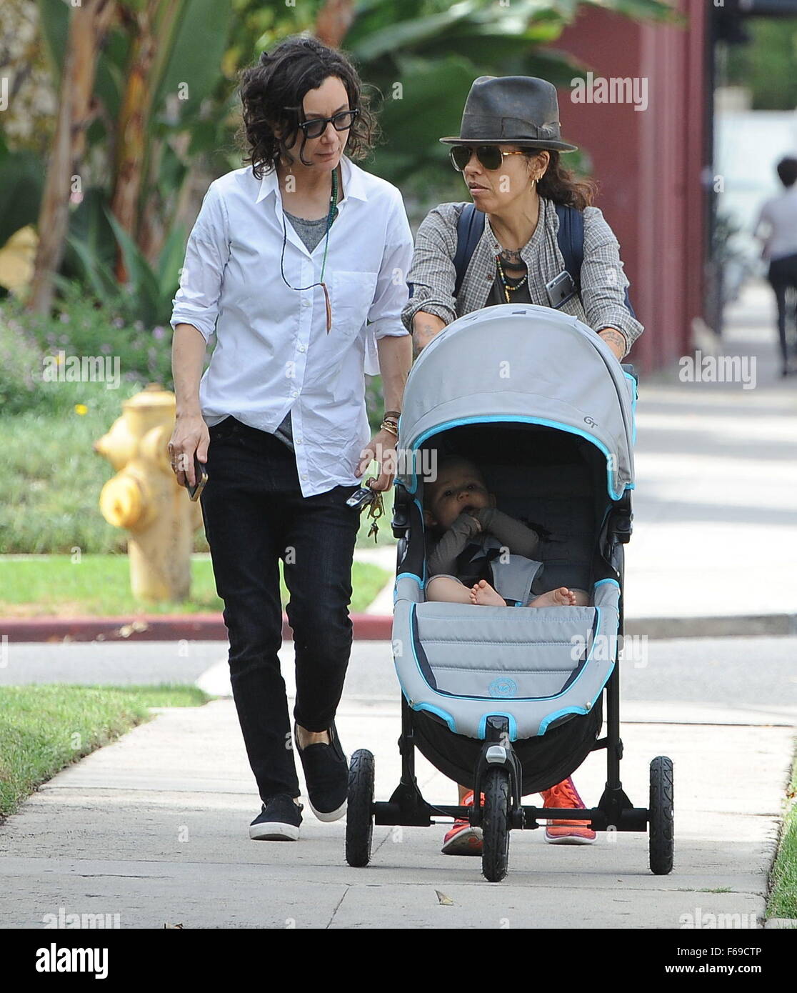 Sara Gilbert steps out for lunch with her partner Linda Perry in Los ...