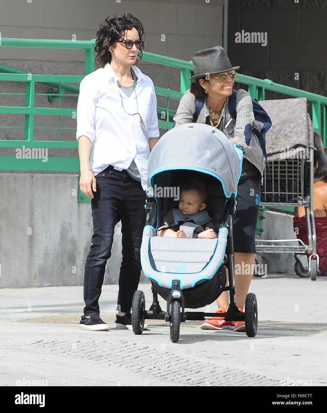 Sara Gilbert steps out for lunch with her partner Linda Perry in Los ...