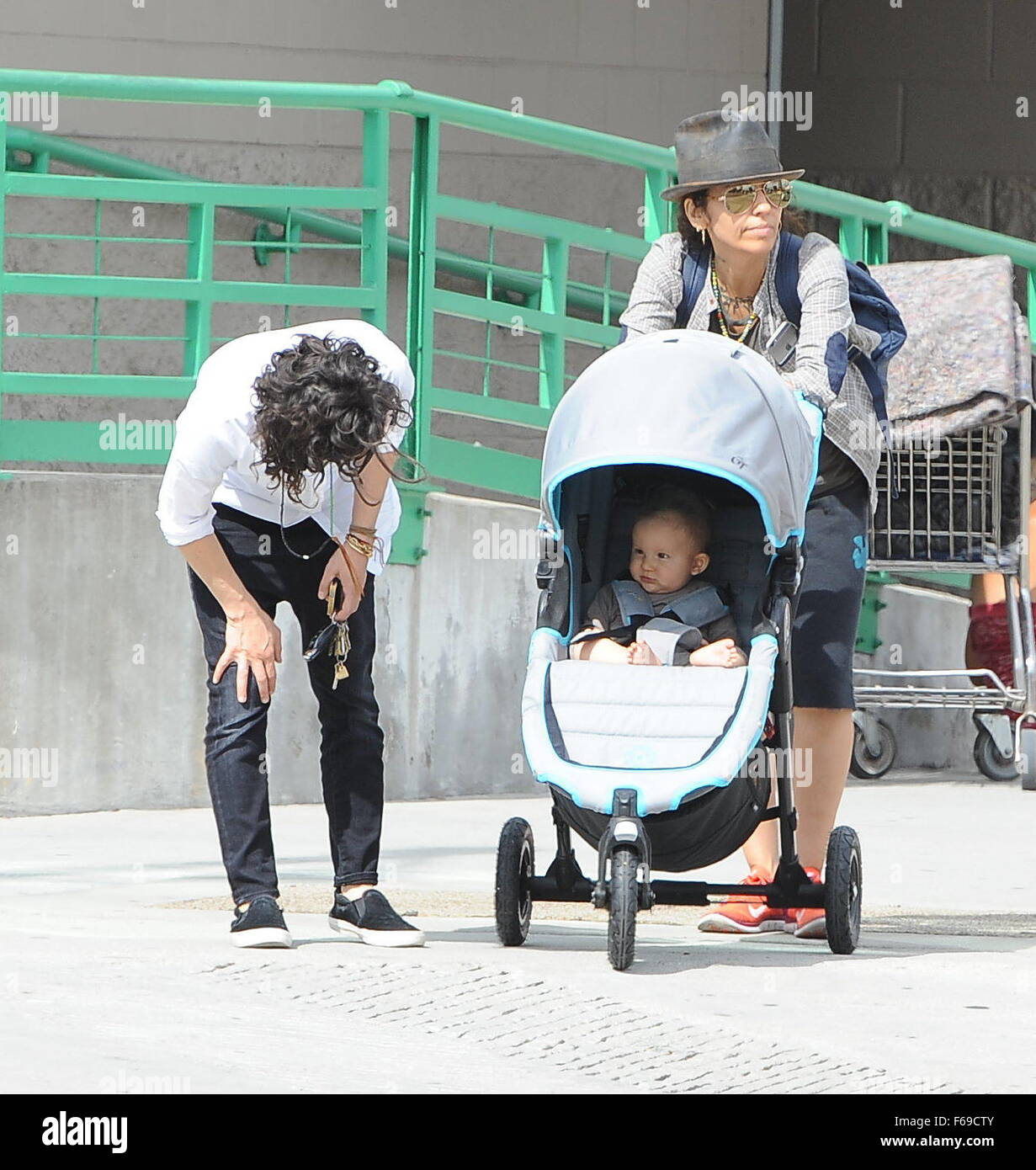 Sara Gilbert steps out for lunch with her partner Linda Perry in Los ...