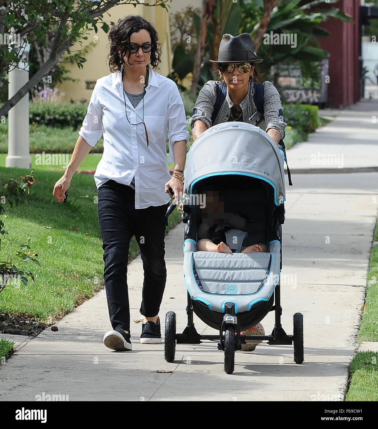 Sara Gilbert steps out for lunch with her partner Linda Perry in Los ...