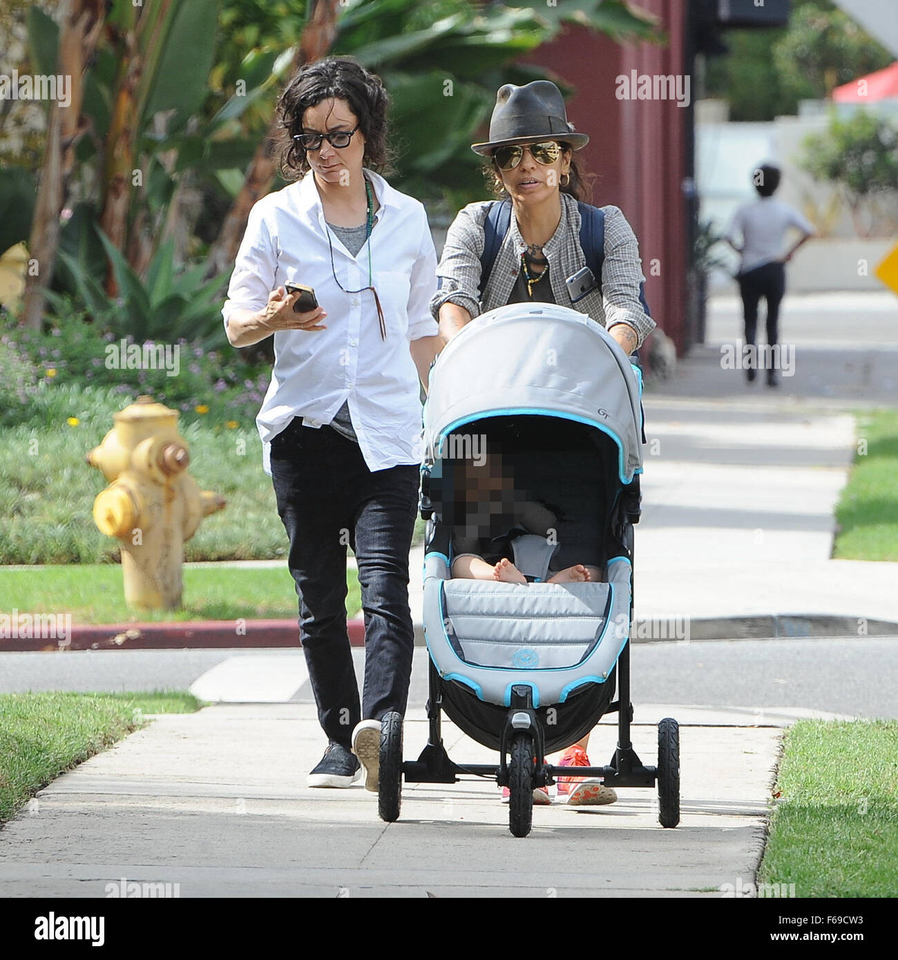 Sara Gilbert steps out for lunch with her partner Linda Perry in Los ...