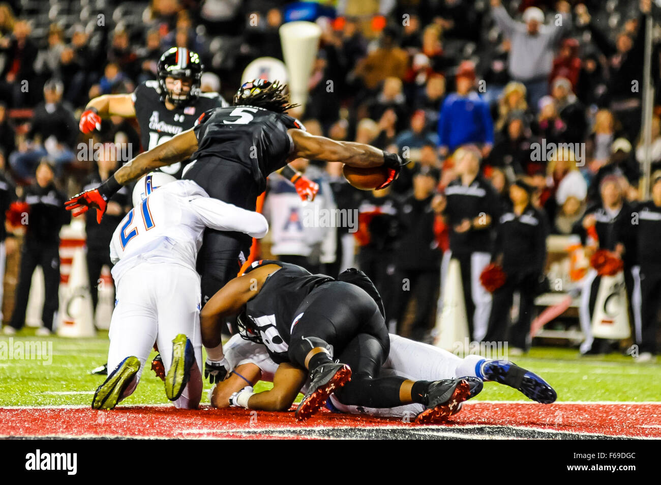 Cincinnati Bearcats running back Mike Boone (5) gets a touchdown in the ...