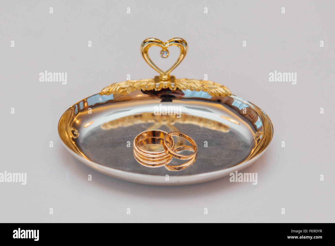 Ribbon plate pair wedding rings hi-res stock photography and images - Alamy
