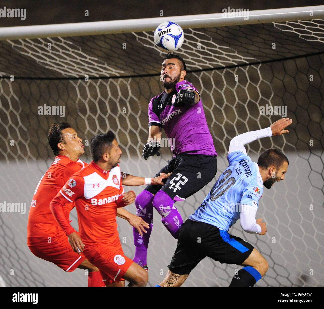 Bakersfield, California, USA. 13th Nov, 2015. Toluca goalkeeper LIBORIO ...